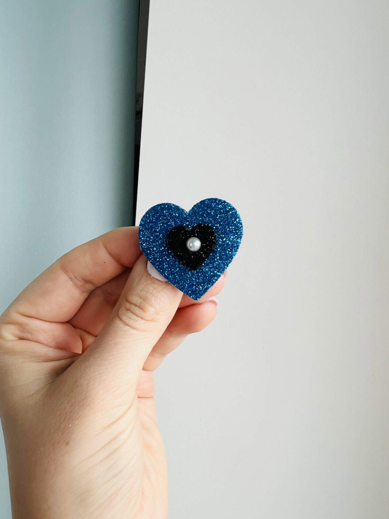 Sini-must-valge süda pärliga – Elsi – Käsitööna valminud lasteriiete e-pood